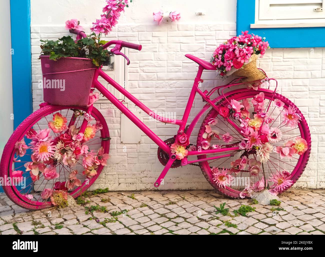 Bicycle vintage and pink with flowers Stock Photo - Alamy