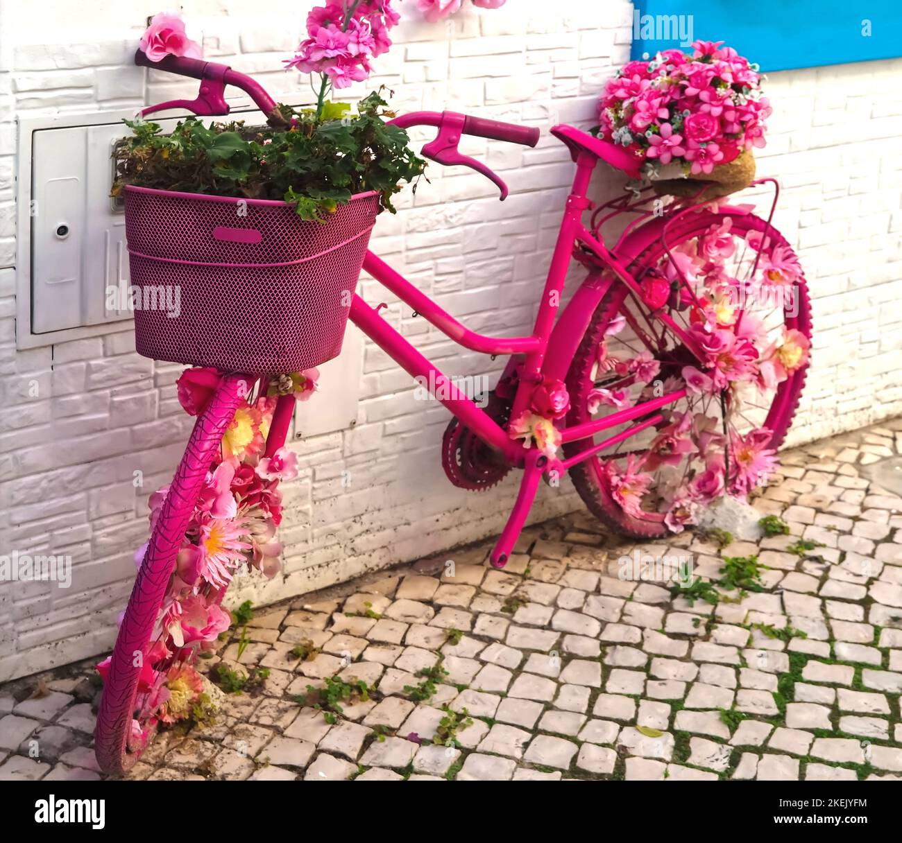 Bicycle vintage and pink with flowers Stock Photo - Alamy