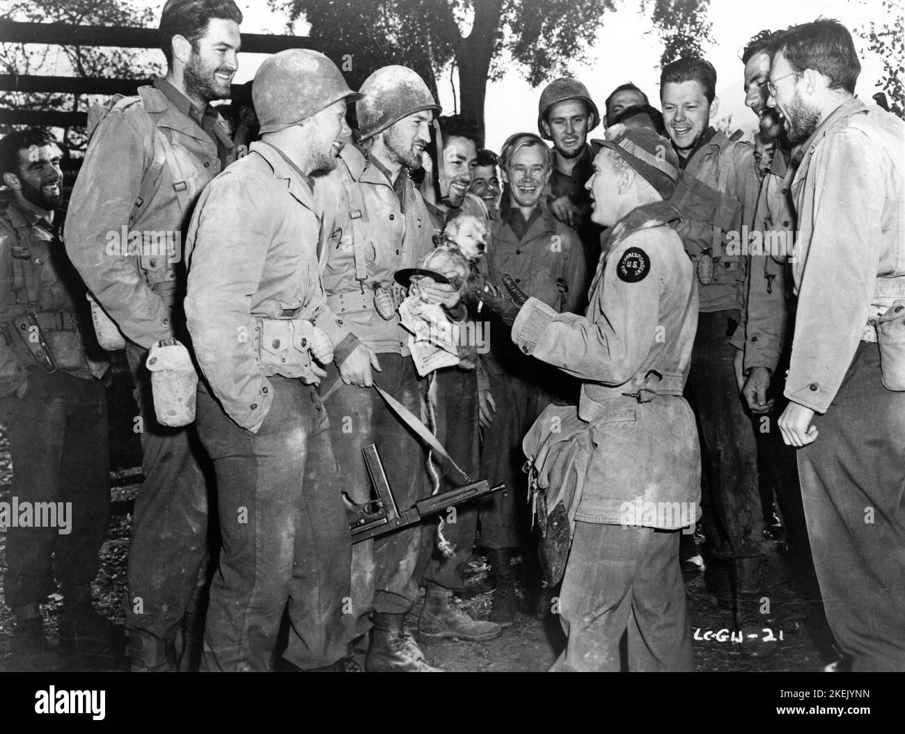 BURGESS MEREDITH as War Correspondent Ernie Pyle with US Soldiers in ...