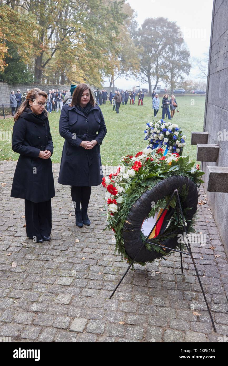 Hamburg, Germany. 13th Nov, 2022. Carola Veit (l, SPD), President of ...