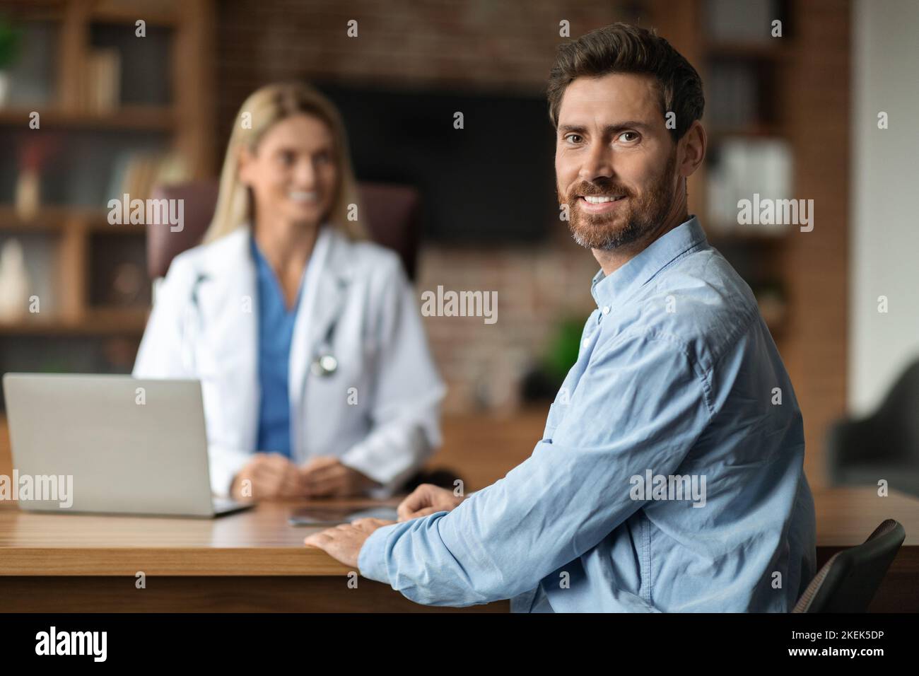 Doctors office patient sitting hi-res stock photography and images - Alamy