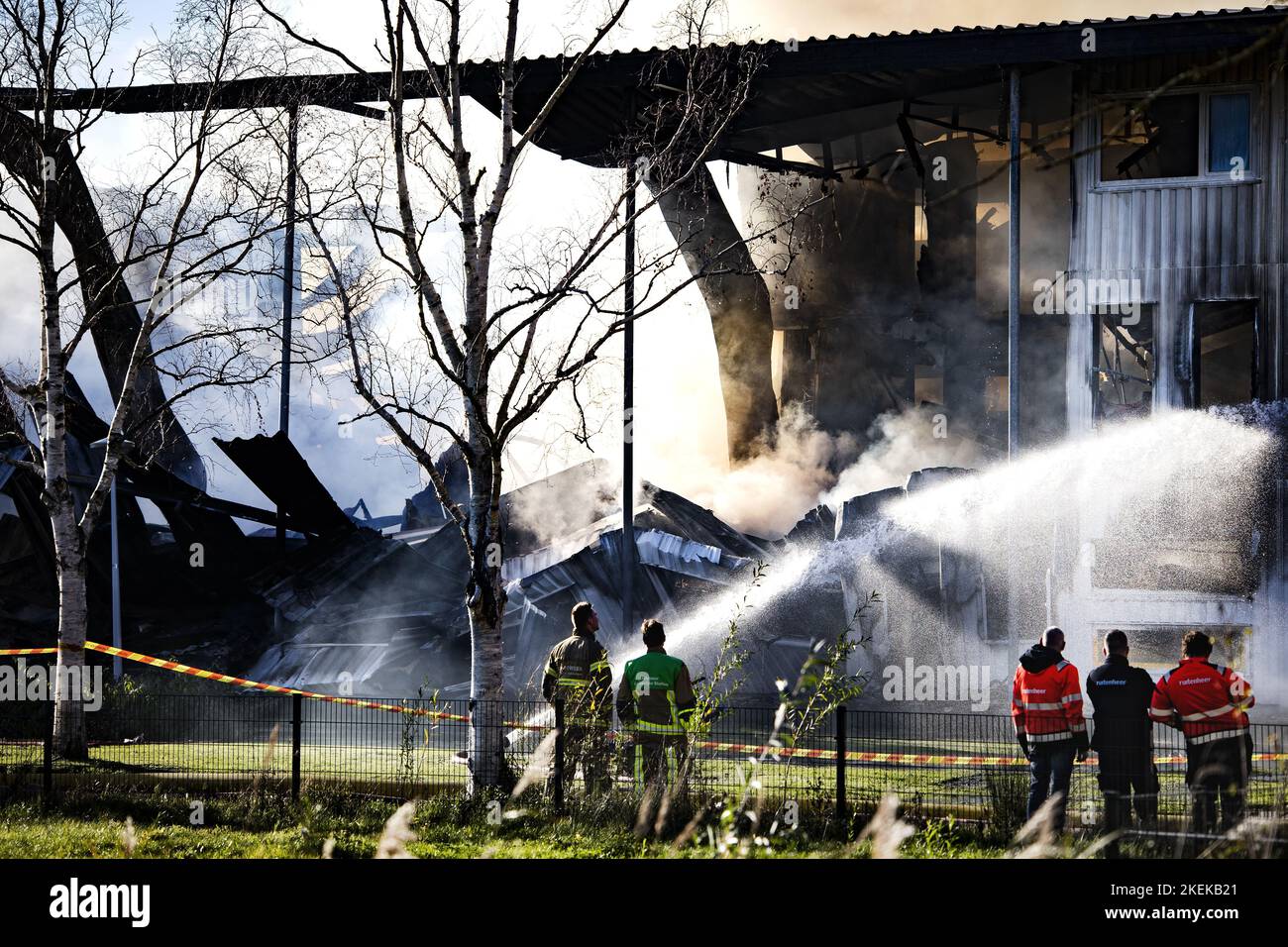 2022-11-13 13:39:43 AMSTERDAM - A large fire is raging in an apartment ...