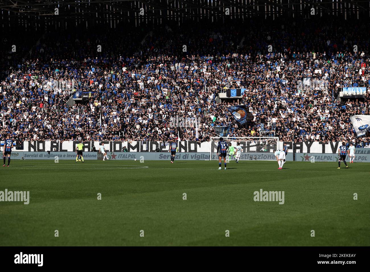 Reading fans 2022 hi-res stock photography and images - Alamy