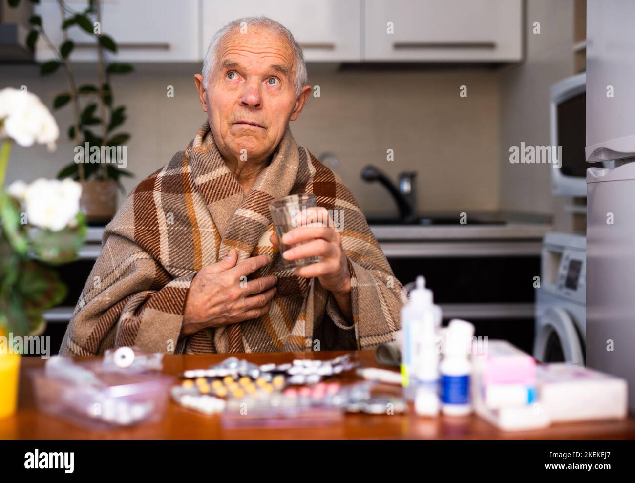 old man with many medical pills and capsules in hands Stock Photo - Alamy