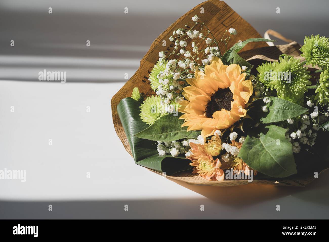 Wrapping bouquet hi-res stock photography and images - Alamy