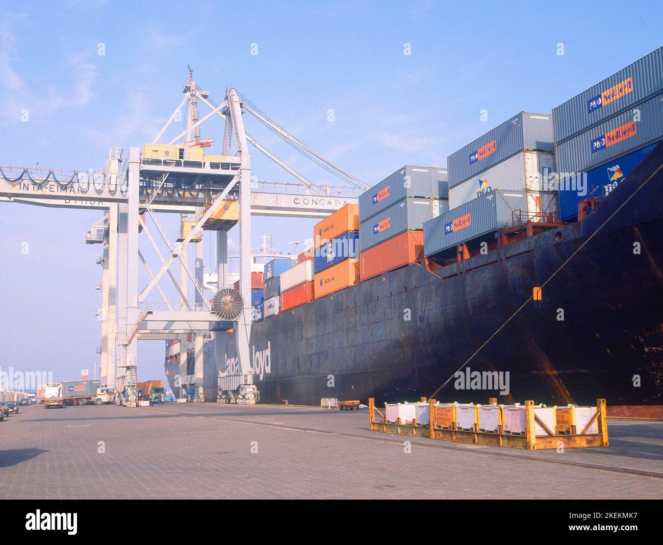 Grúas de carga hi-res stock photography and images - Alamy