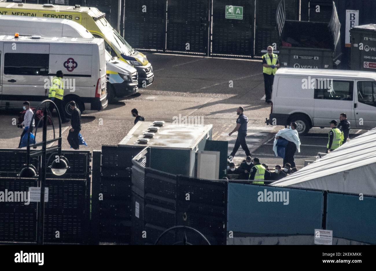 Asylum seekers arrive at manston camp hi-res stock photography and images - Alamy