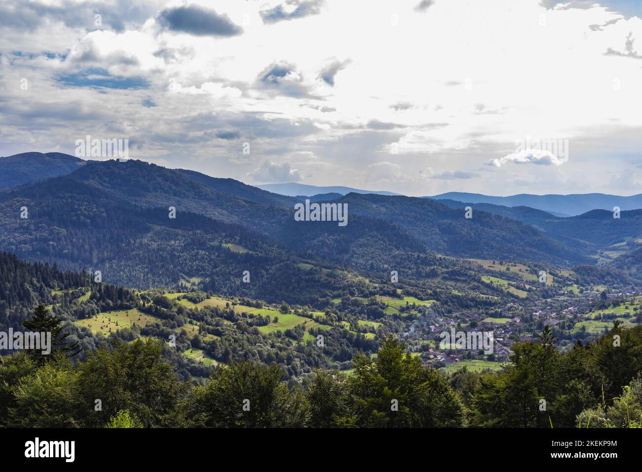 Beautiful panoramic views of the Carpathian Mountains from Uzhotsky ...