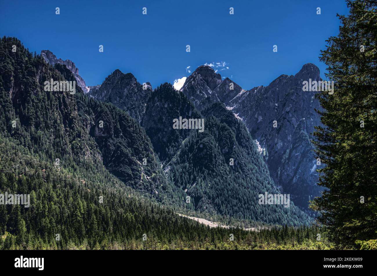 The mountains that flanked the Landro valley near Lake Dobbiaco Stock ...