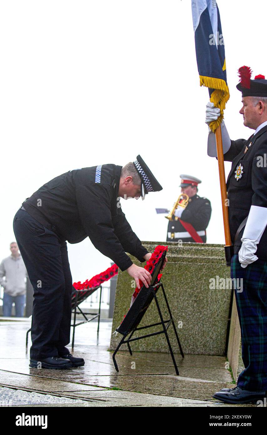 Bagpipes remembrance day poppy hi-res stock photography and images - Alamy