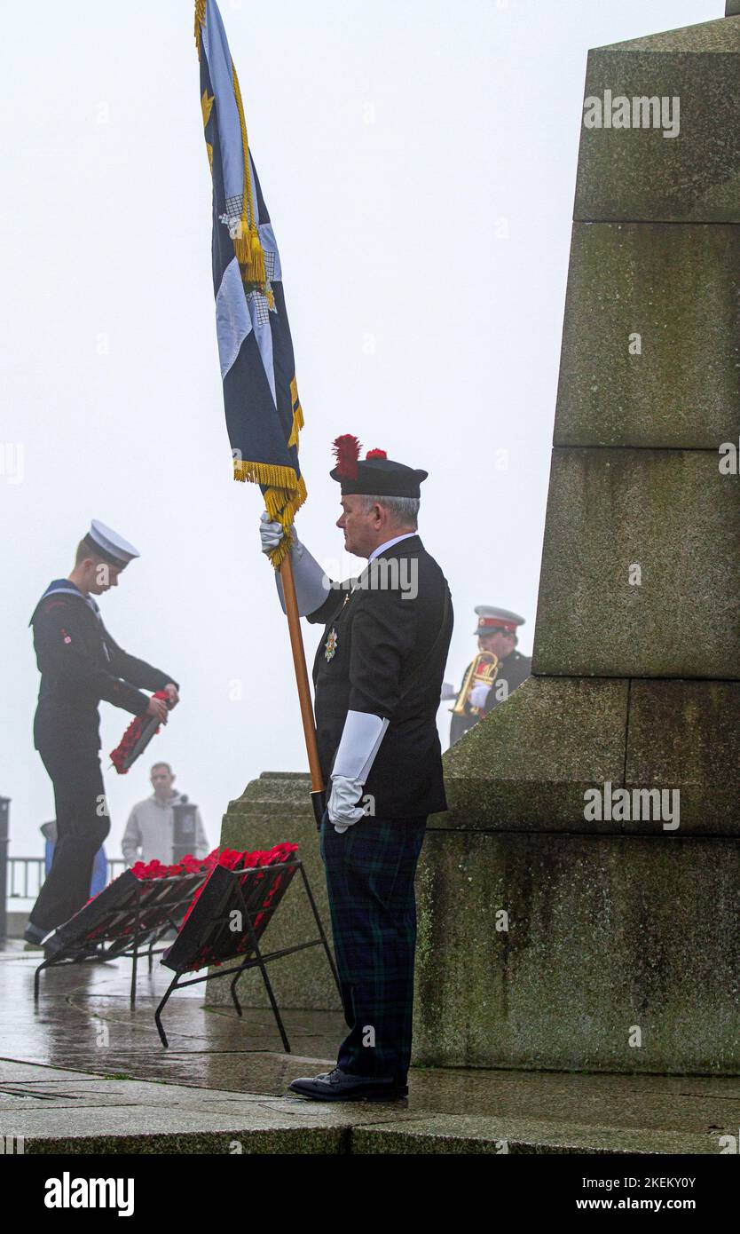 Bagpipes remembrance day poppy hi-res stock photography and images - Alamy