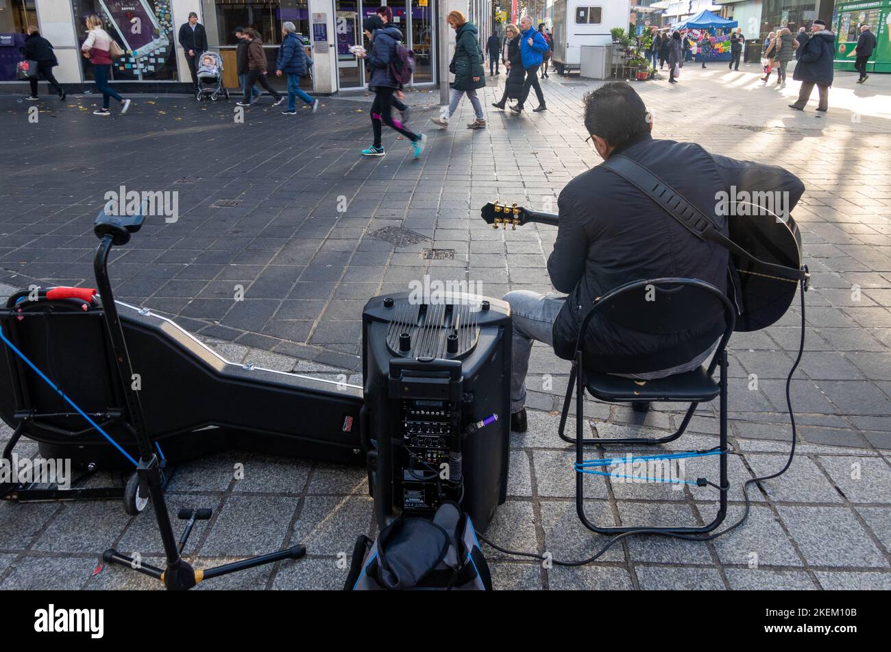Guitar centre hi-res stock photography and images - Alamy