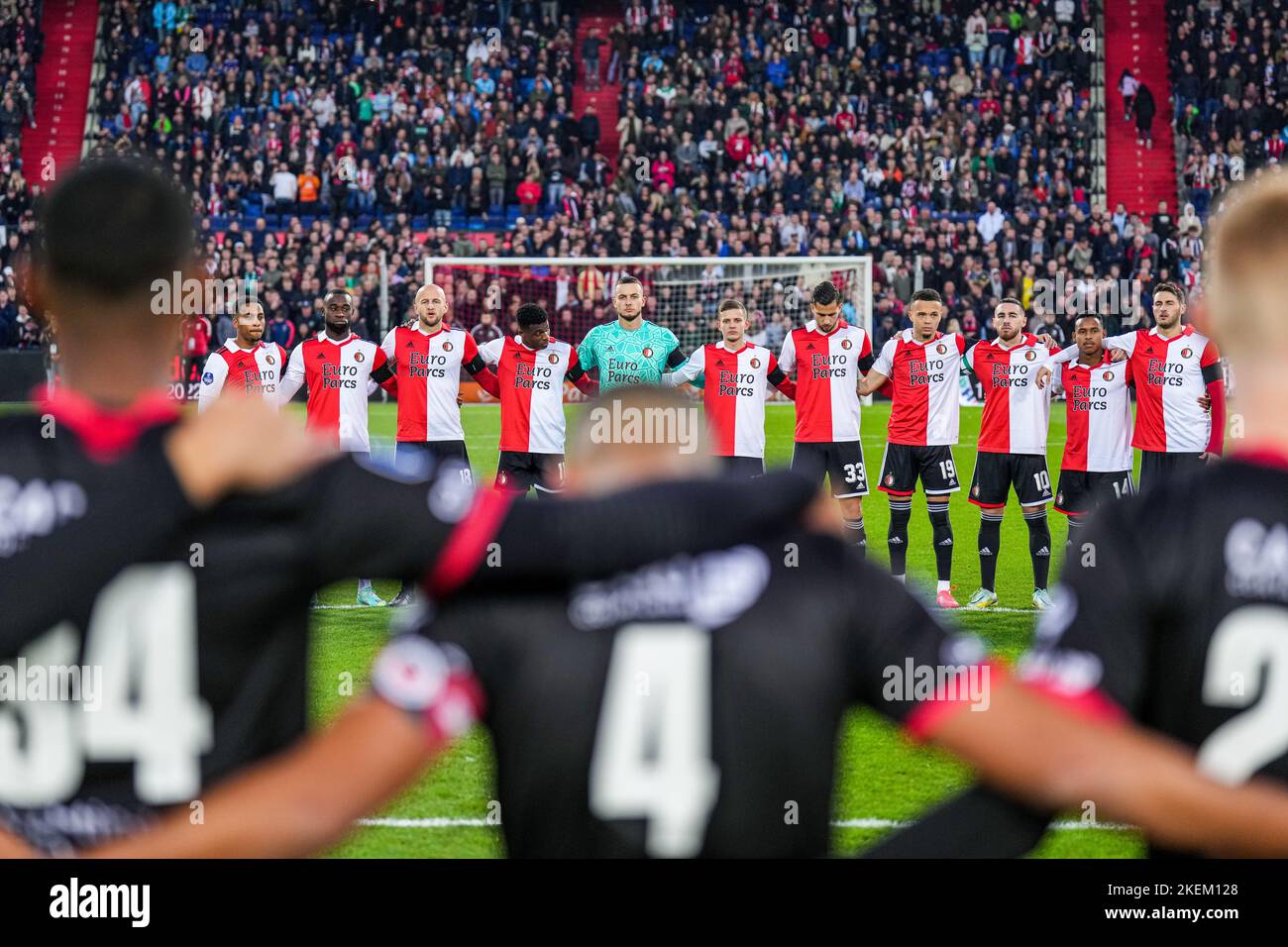 Rotterdam - One minute silence for Cor van der Gijp during the match ...