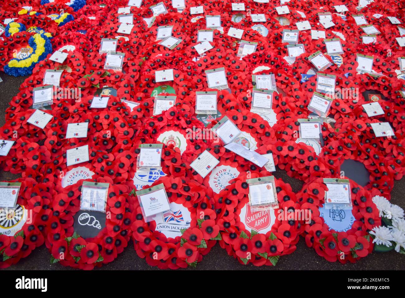 Poppy wreath on cenotaph hi-res stock photography and images - Alamy