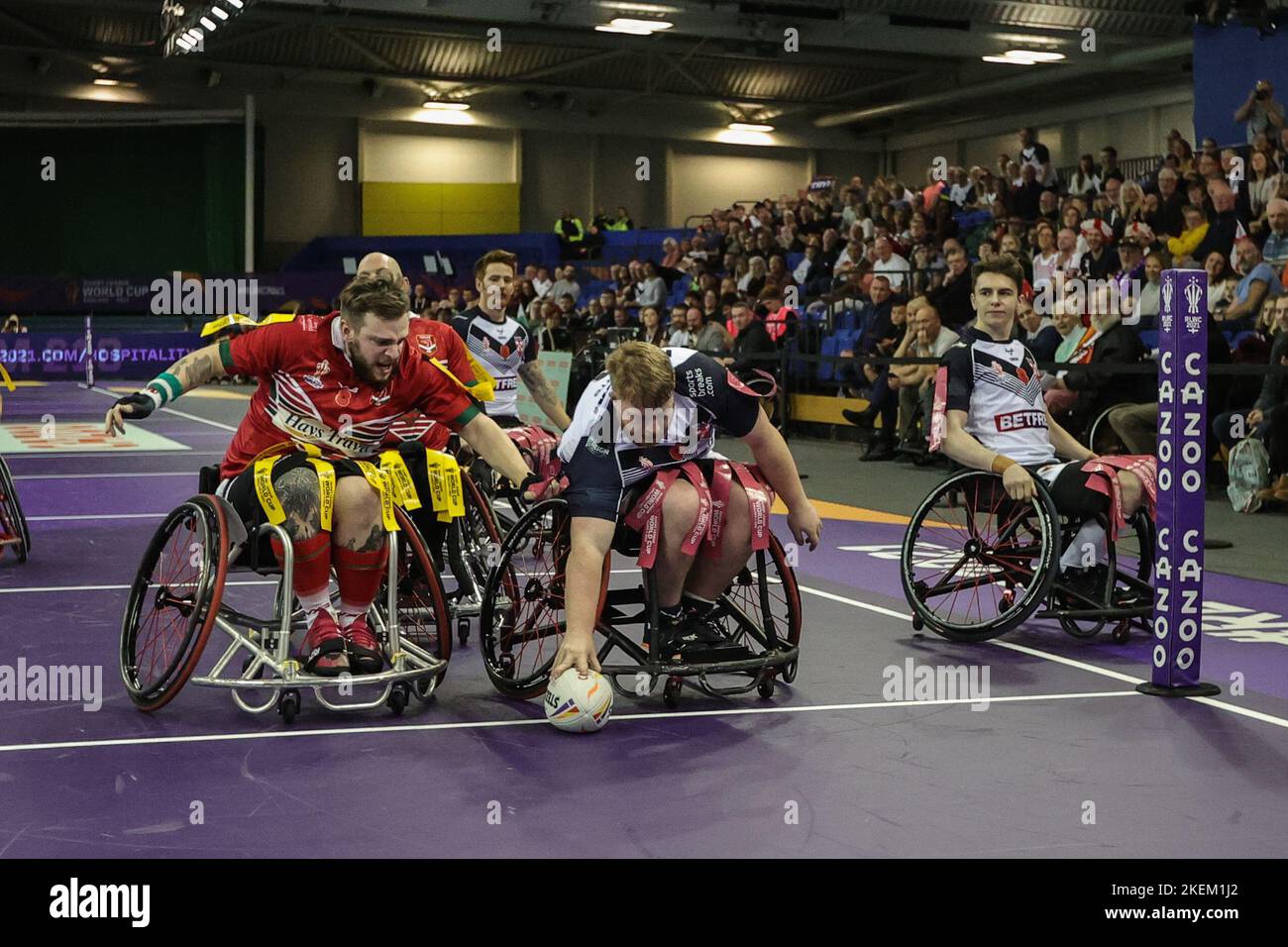 Sheffield, UK. 13th Nov, 2022. Declan Roberts of England goes over for ...