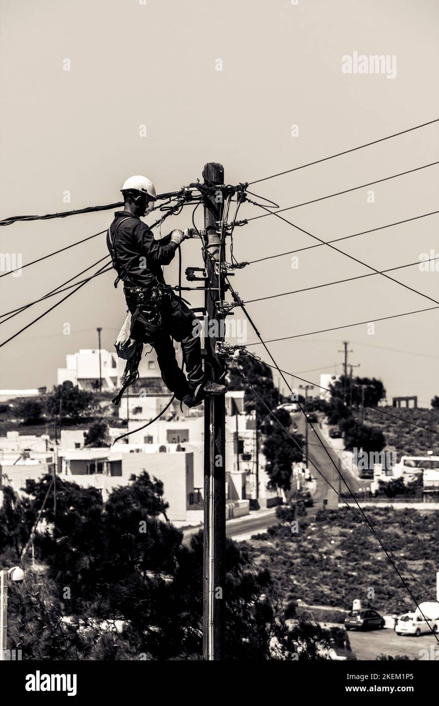 Working on a transmission tower hi-res stock photography and images - Alamy