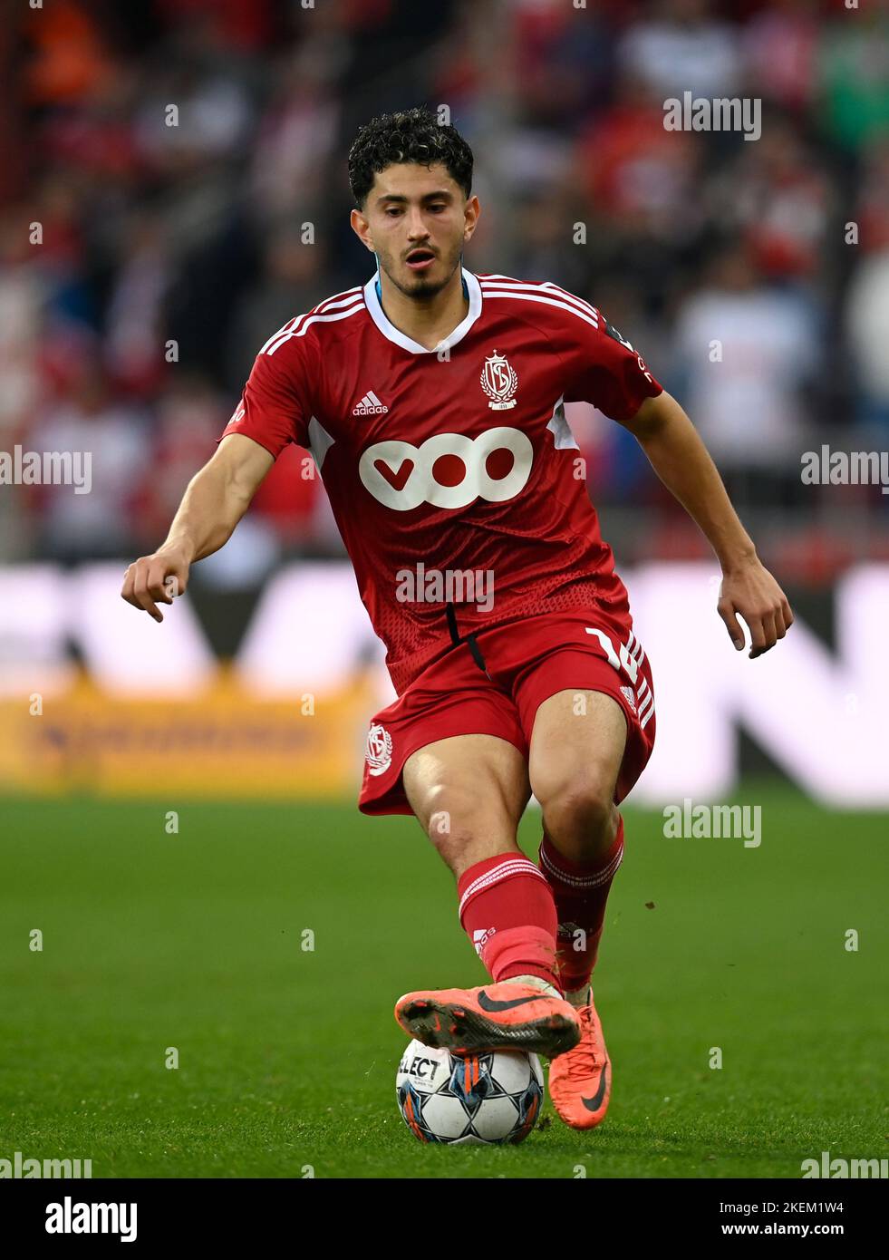 Standard's Steven Alzate controls the ball during a soccer match ...
