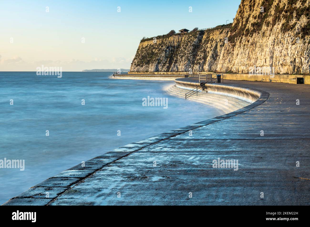 Winding sea wall pathway along the Thanet coast, Kent Stock Photo - Alamy