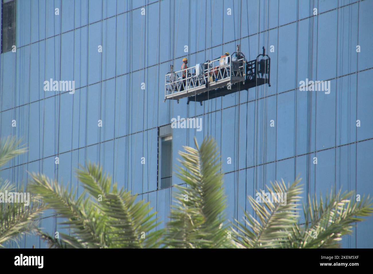 Manama, Bahrain. 06th Nov, 2022. Guest workers build the facade of a ...