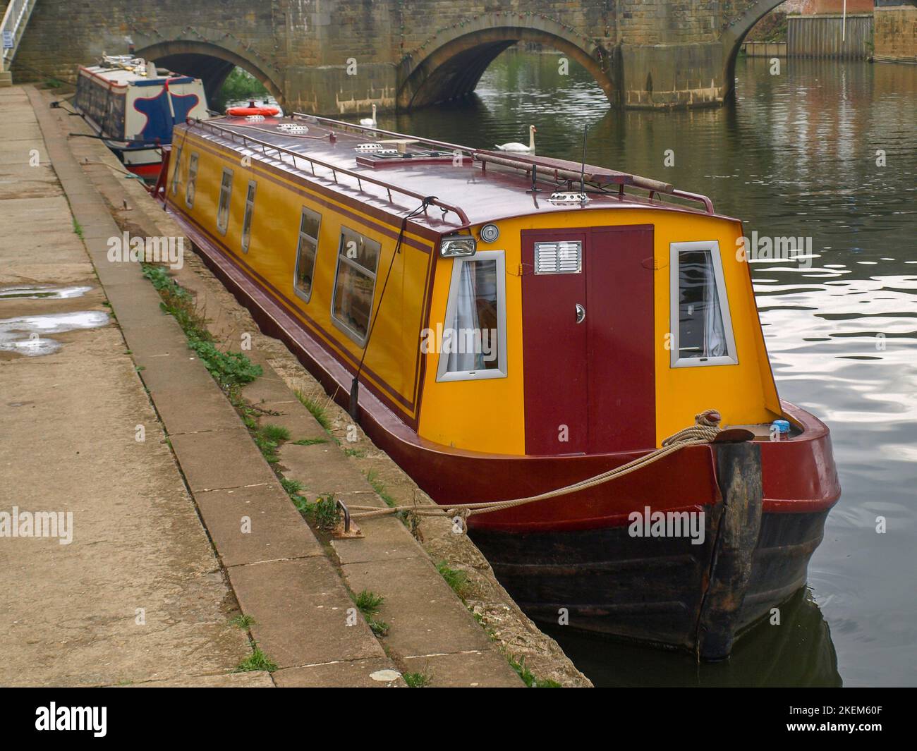 Mooring narrowboats hi-res stock photography and images - Alamy
