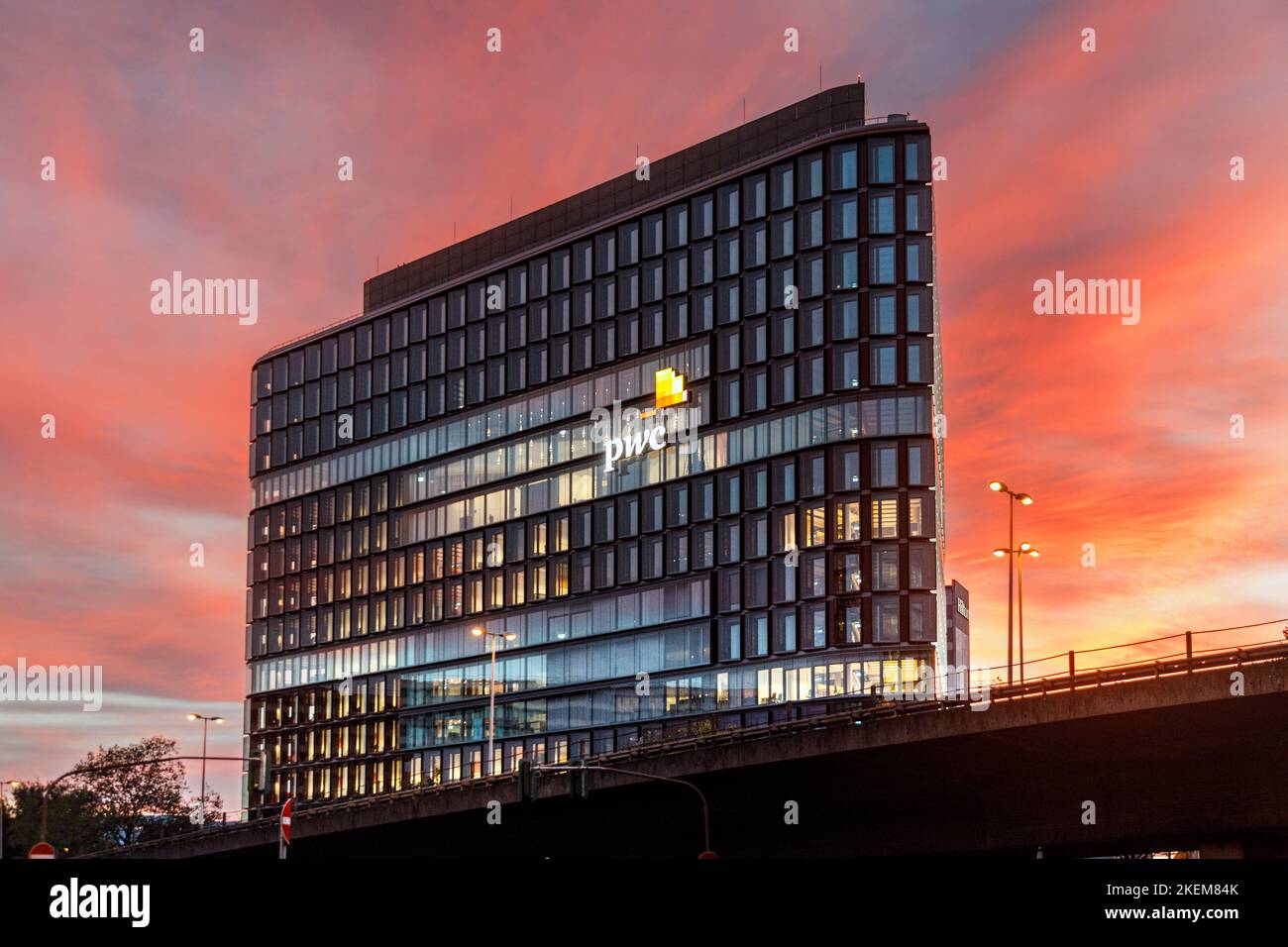 Pricewaterhousecoopers building hi-res stock photography and images - Alamy