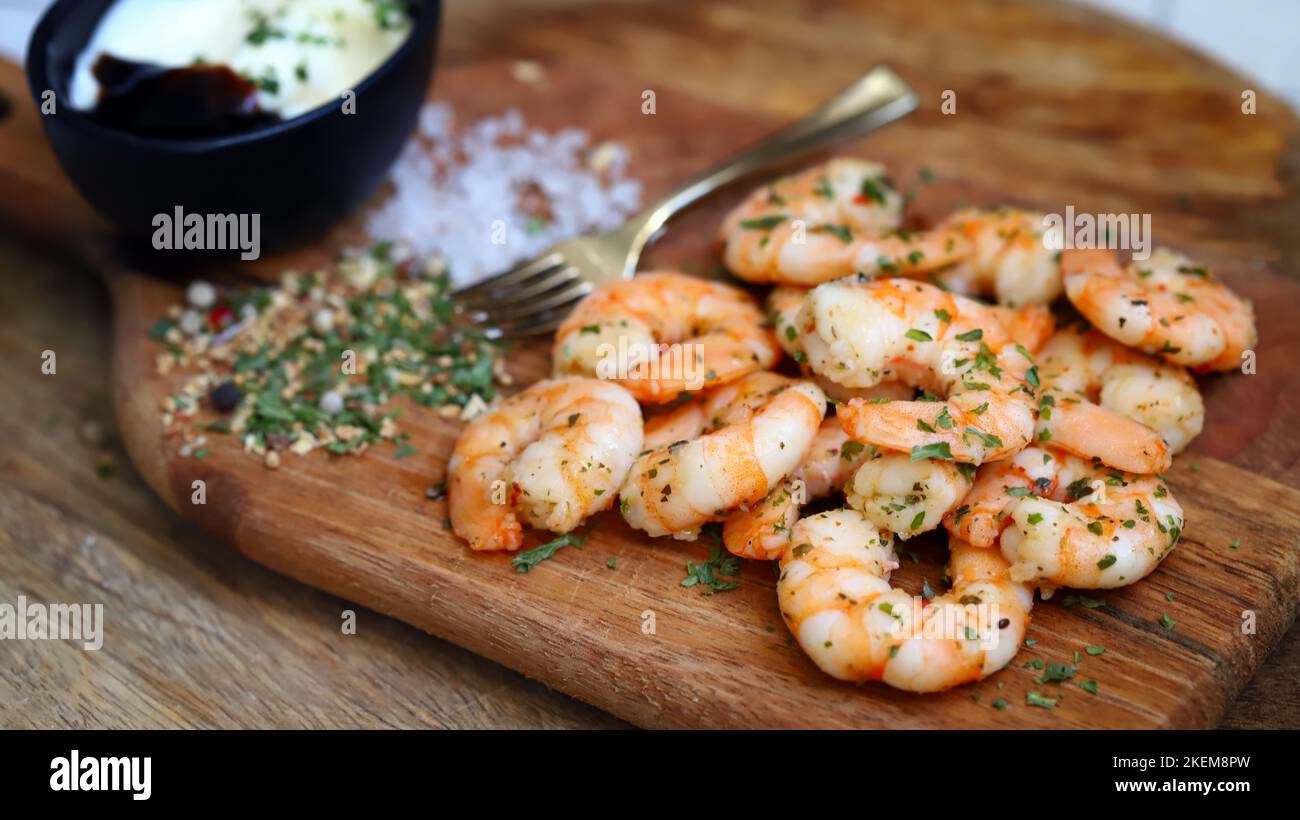 Fresh juicy fried shrimp with spices, garlic and sea salt Stock Photo ...
