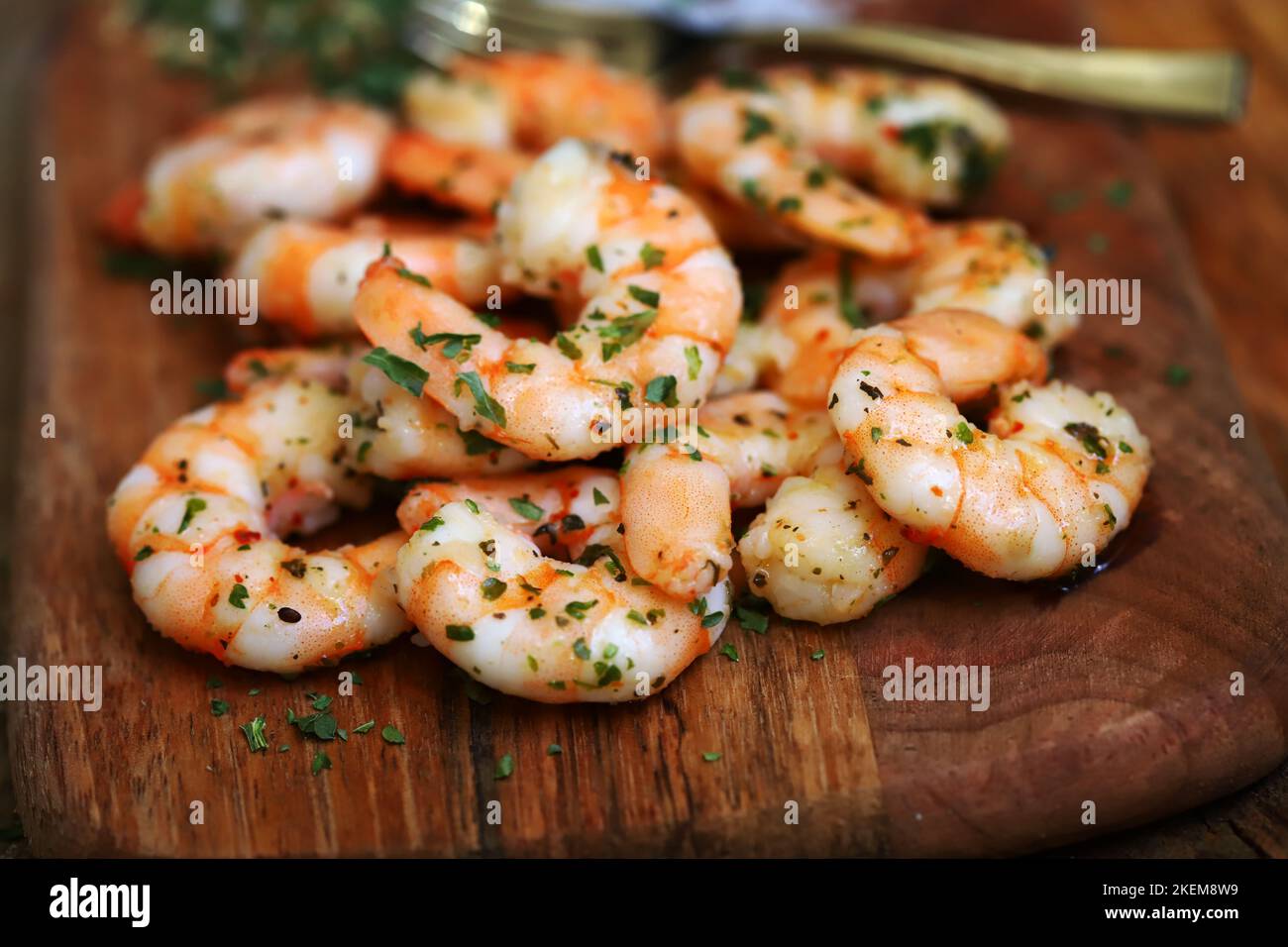 Fresh juicy fried shrimp with spices, garlic and sea salt Stock Photo ...