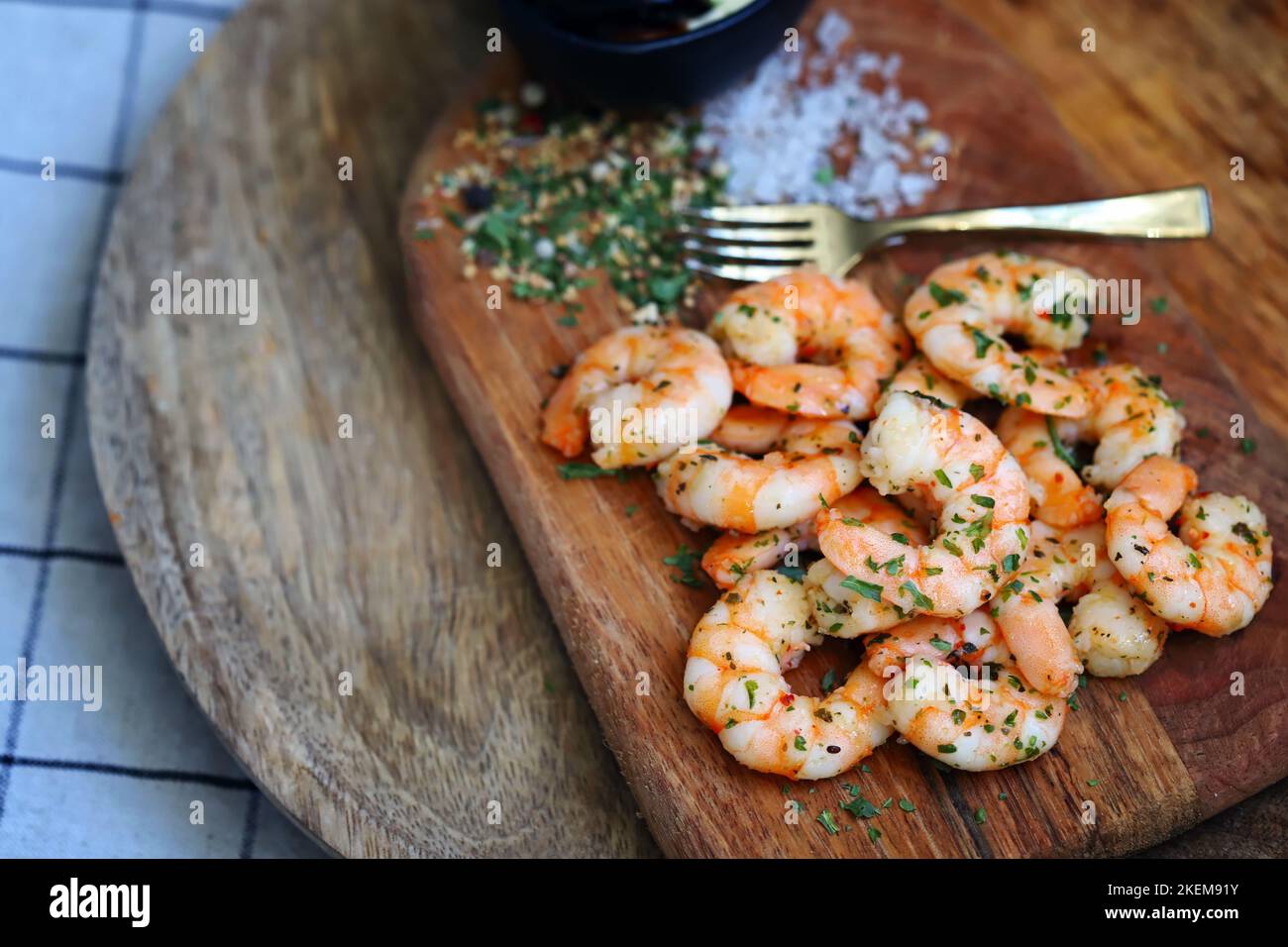Fresh juicy fried shrimp with spices, garlic and sea salt Stock Photo ...
