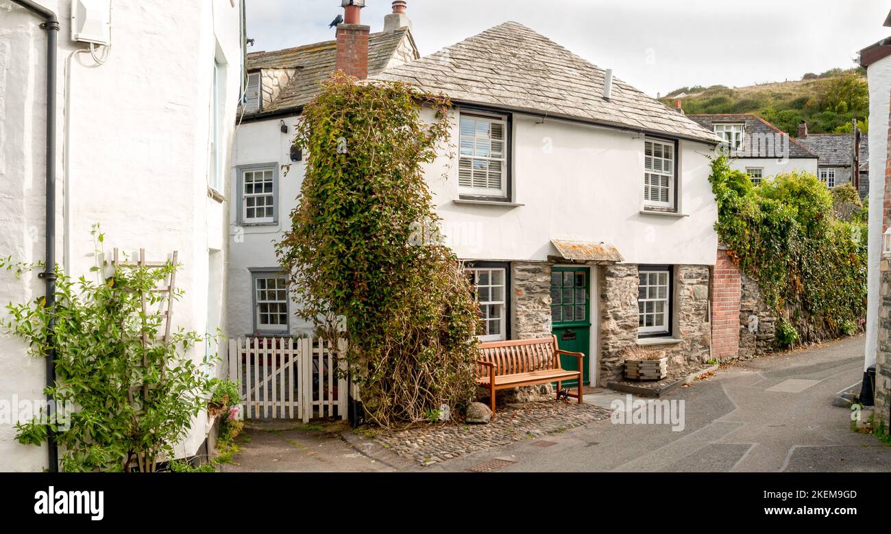 Street view in Port Isaac in north Cornwall Stock Photo - Alamy