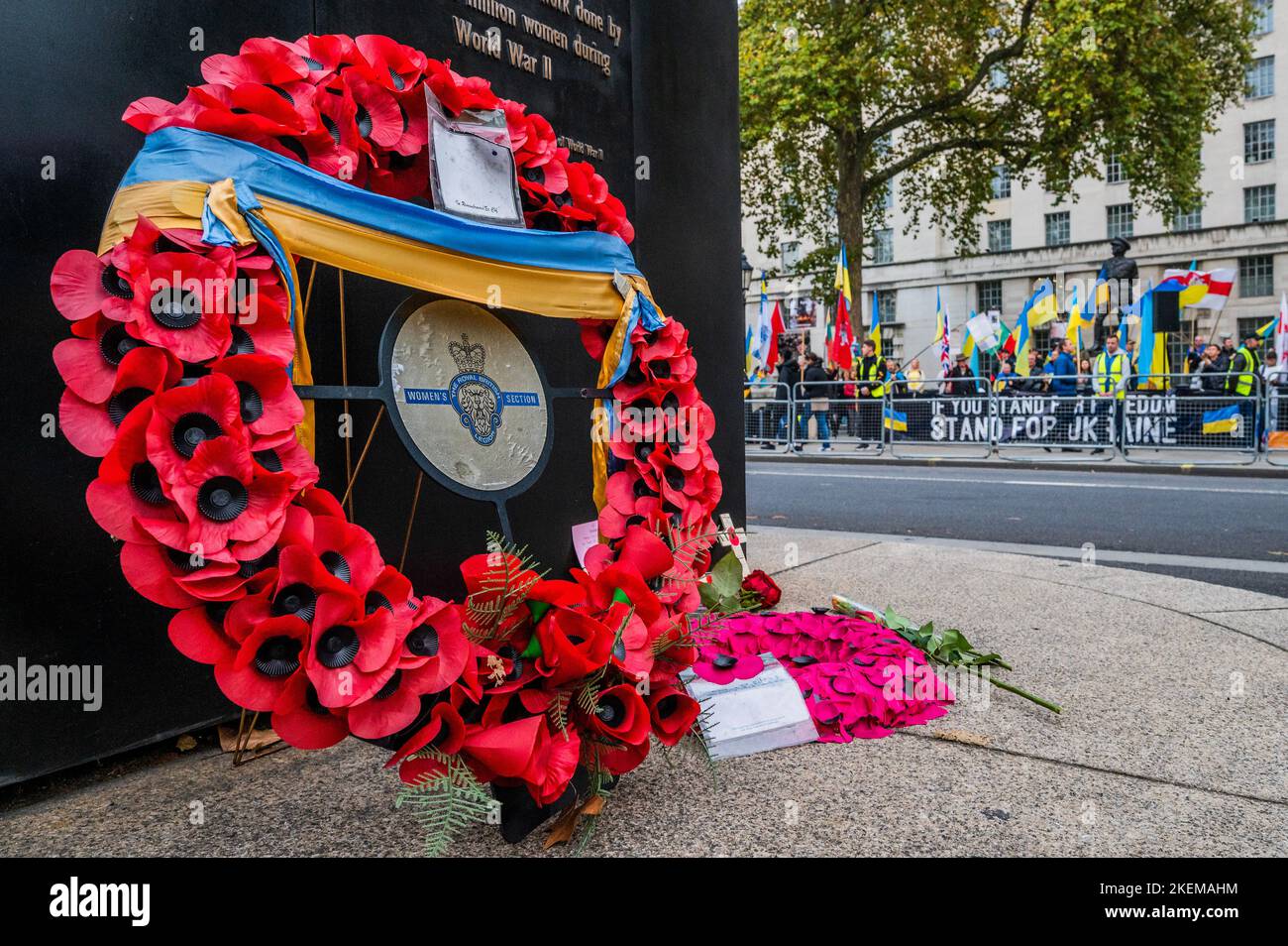 London, UK. 13th Nov, 2022. A wreath displays supportive Ukrainian ...