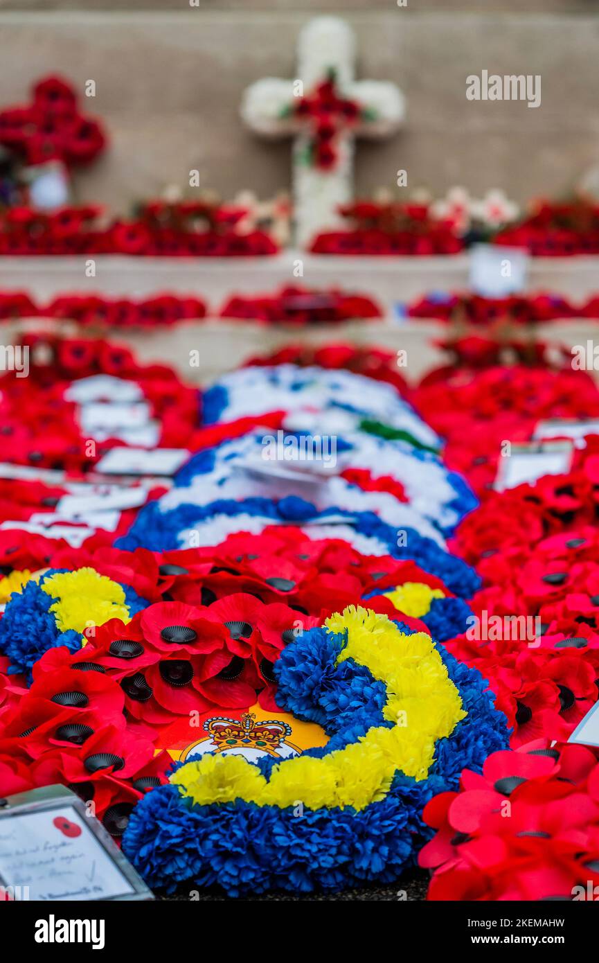 White poppy cenotaph hi-res stock photography and images - Alamy
