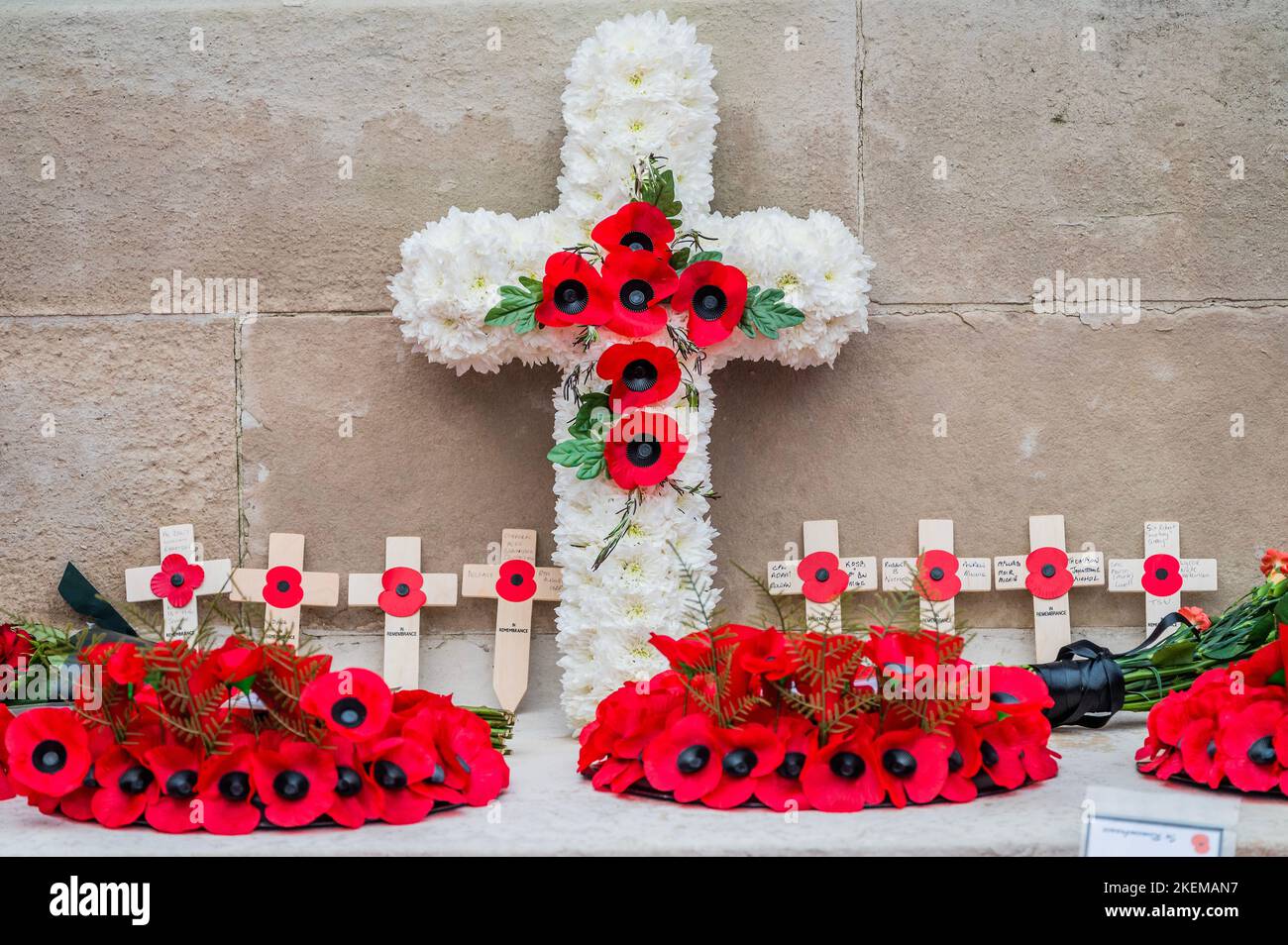 London, UK. 13th Nov, 2022. A cross with white flowers and poppies ...