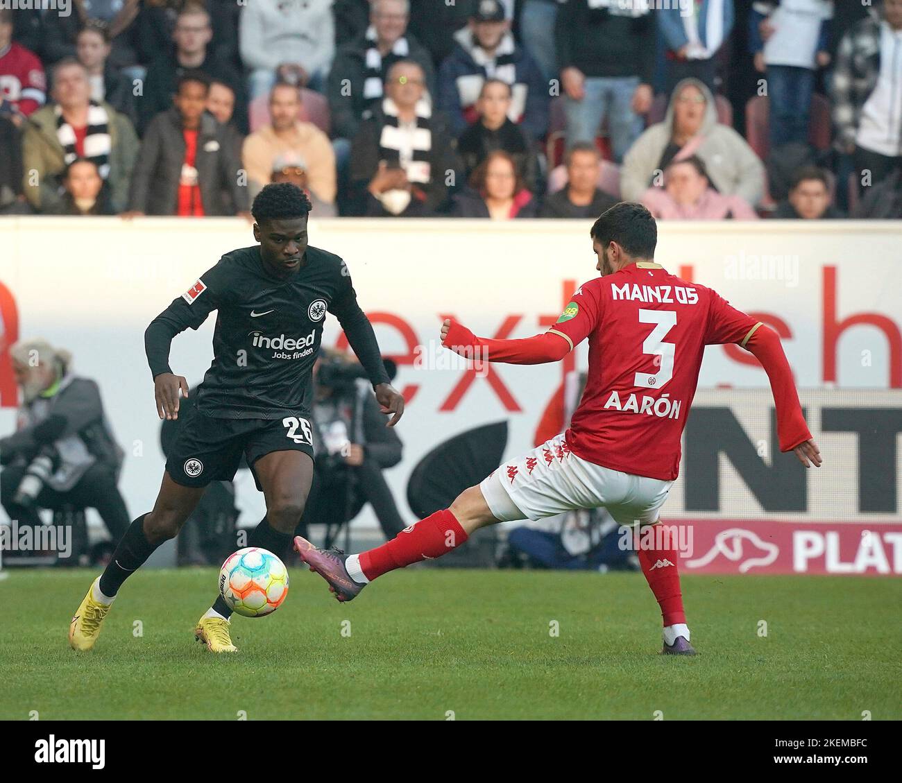 Junior Dina Ebimbe (Frankfurt), Aaron Martin (Mainz), action, duels ...