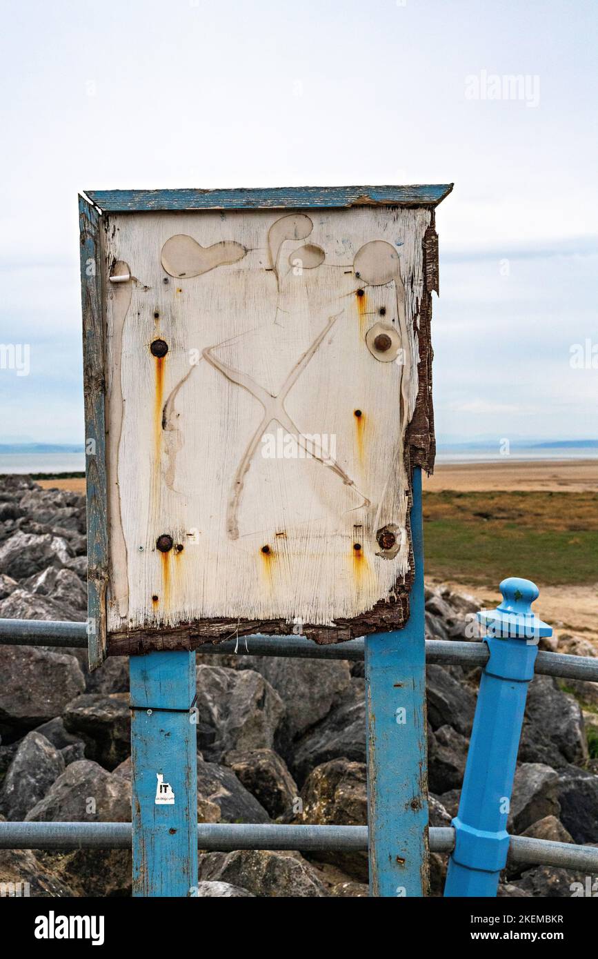Old notice board hi-res stock photography and images - Alamy