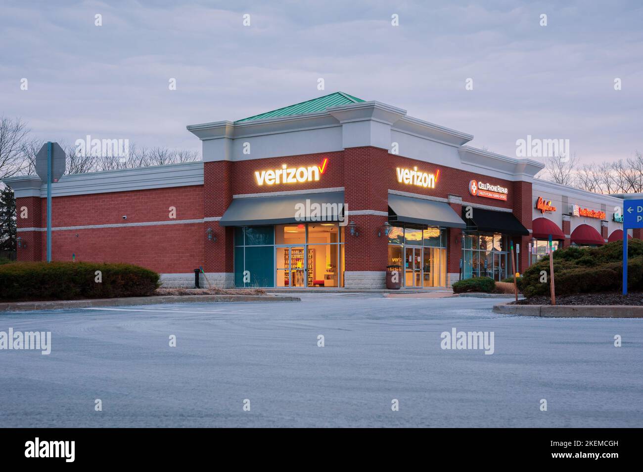 Verizon store hi-res stock photography and images - Alamy