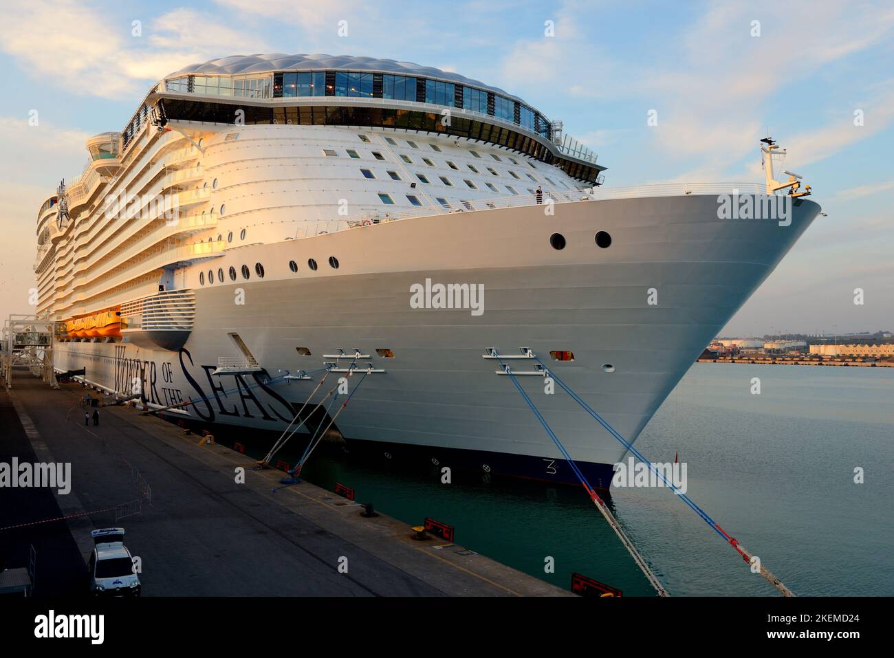 The Wonder of the Seas, the largest cruise ship in the world in 2022 ...