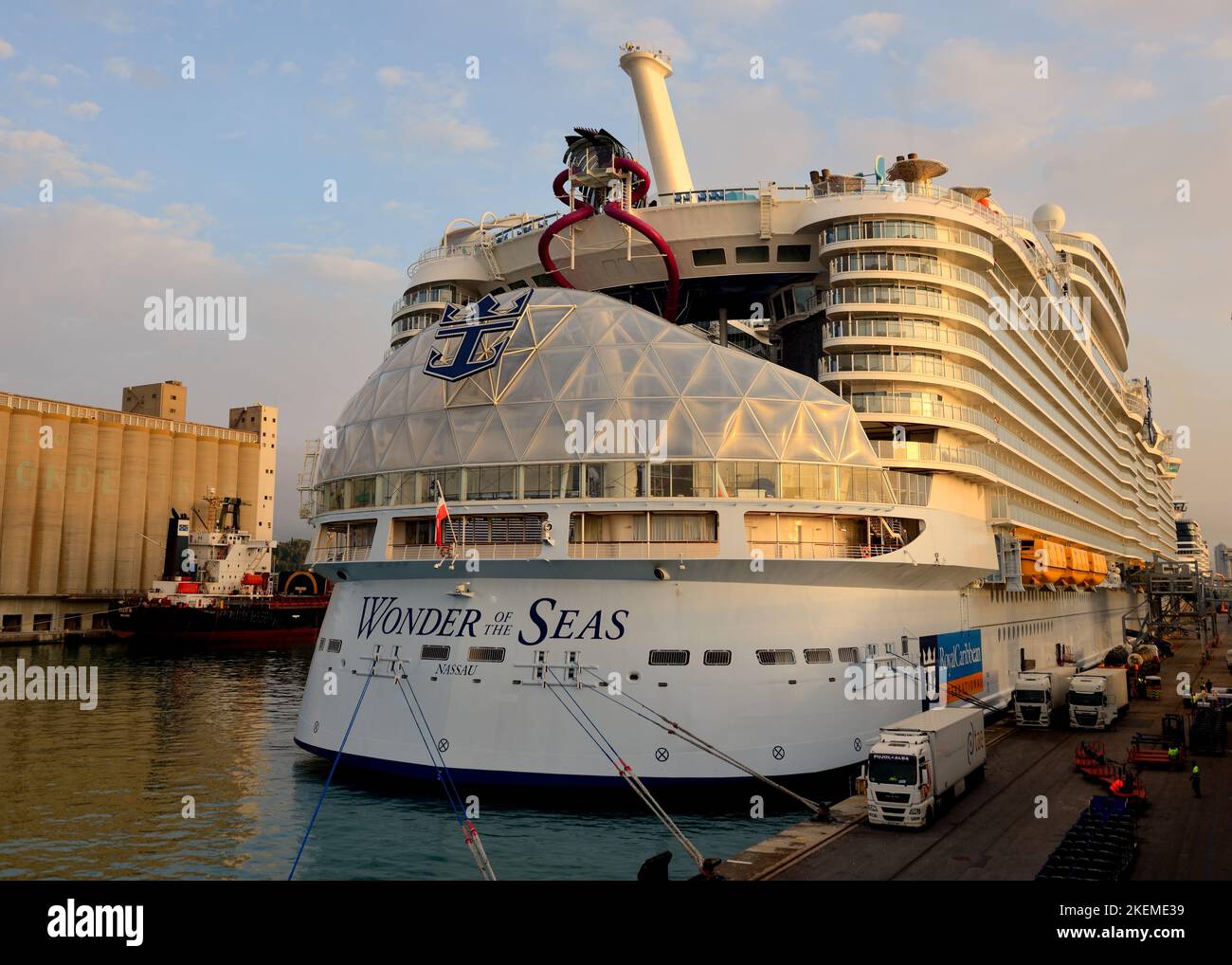 The Wonder of the Seas, the largest cruise ship in the world in 2022 ...