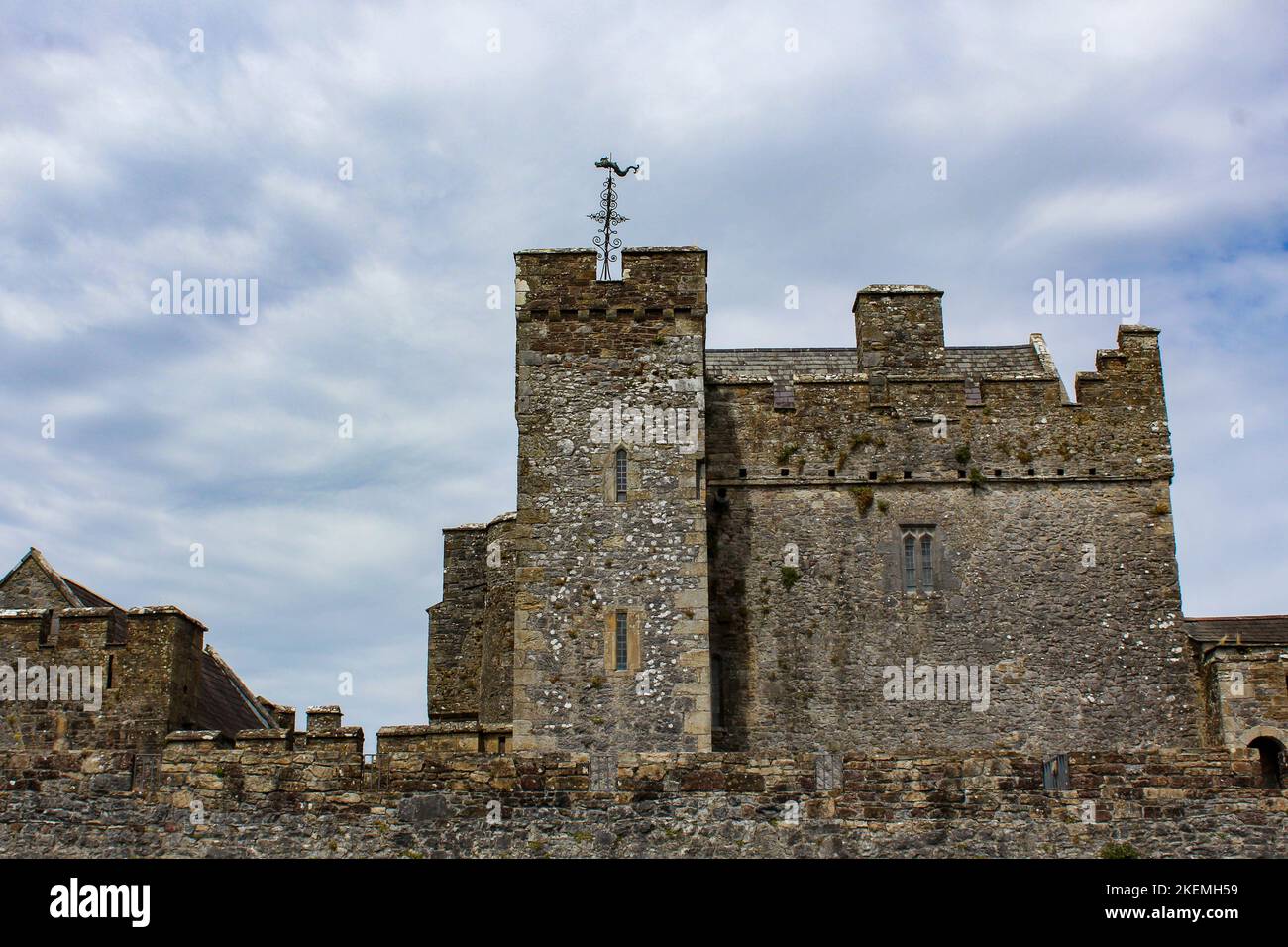 Medieval cahir castle hi-res stock photography and images - Alamy