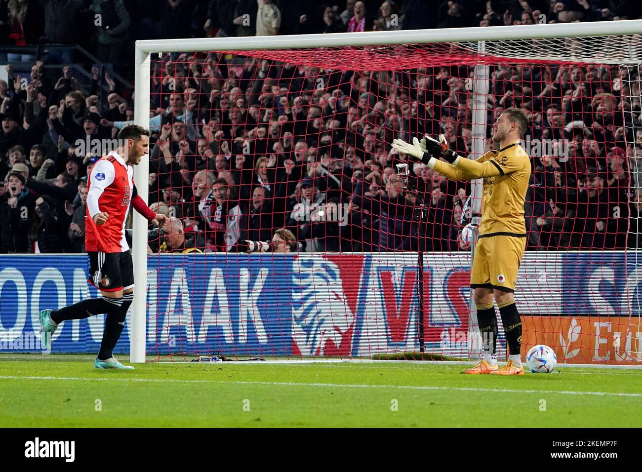 Rotterdam - Santiago Gimenez of Feyenoord, Stijn van Gassel of SBV ...