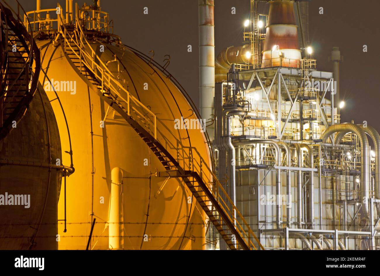 Qatar gas tank hi-res stock photography and images - Alamy