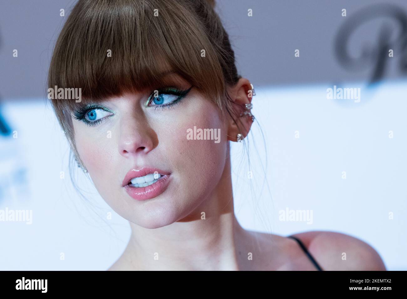 Duesseldorf, Germany. 13th Nov, 2022. Taylor Swift walks the red carpet ...