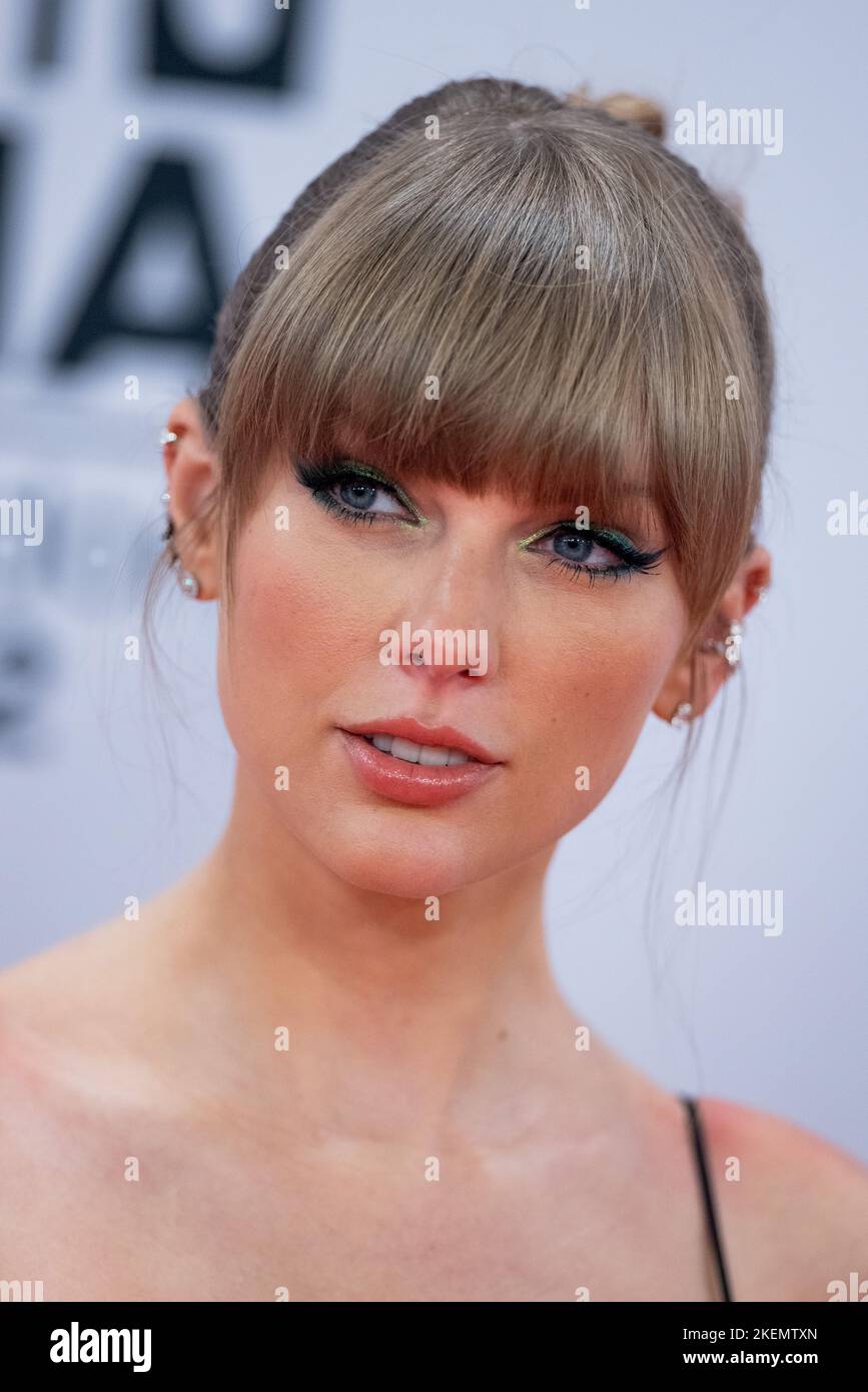 Duesseldorf, Germany. 13th Nov, 2022. Taylor Swift walks the Red Carpet ...