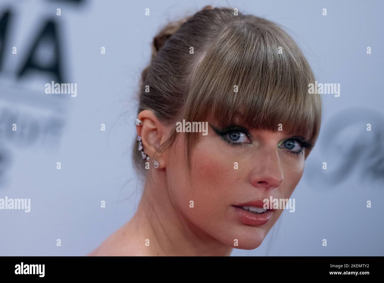 Duesseldorf, Germany. 13th Nov, 2022. Taylor Swift walks the red carpet ...