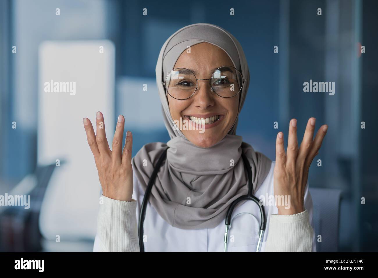 Muslim woman in hijab pointing hi-res stock photography and images - Alamy