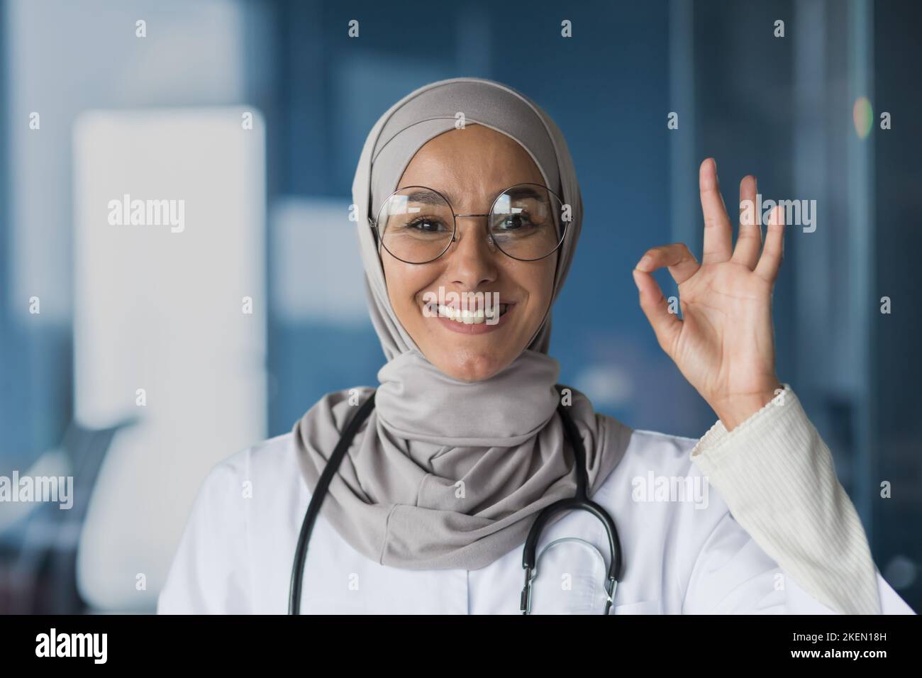 Female muslim doctor hi-res stock photography and images - Alamy