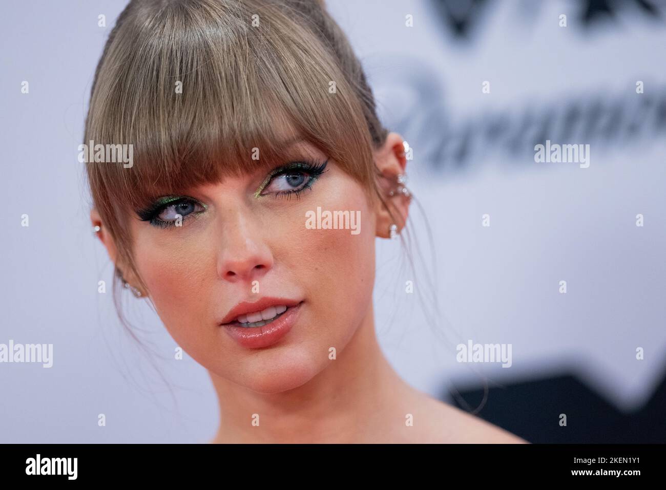 Duesseldorf, Germany. 13th Nov, 2022. Taylor Swift walks the red carpet ...