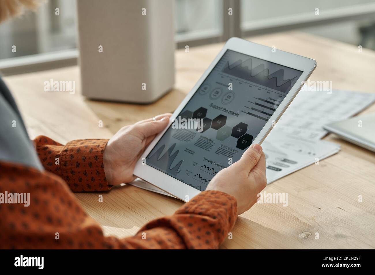 Graphs charts hi-res stock photography and images - Alamy