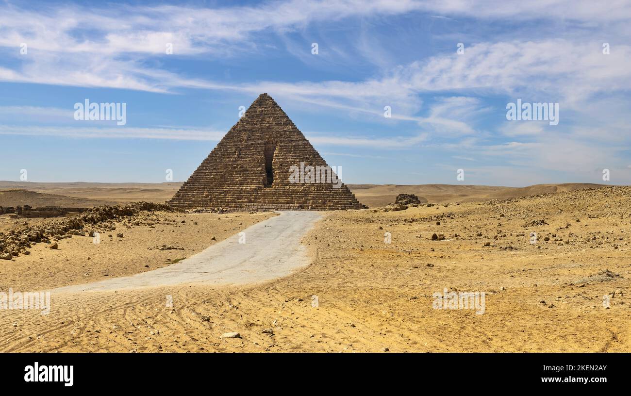 Pyramid of Menkaure on the Giza plateau, Egypt Stock Photo - Alamy
