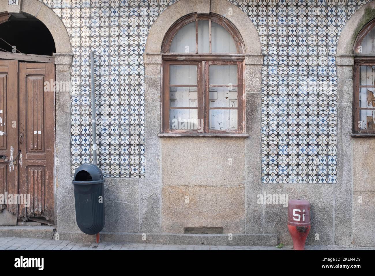 Old building facade with traditional tiled pattern in Porto, Portugal ...