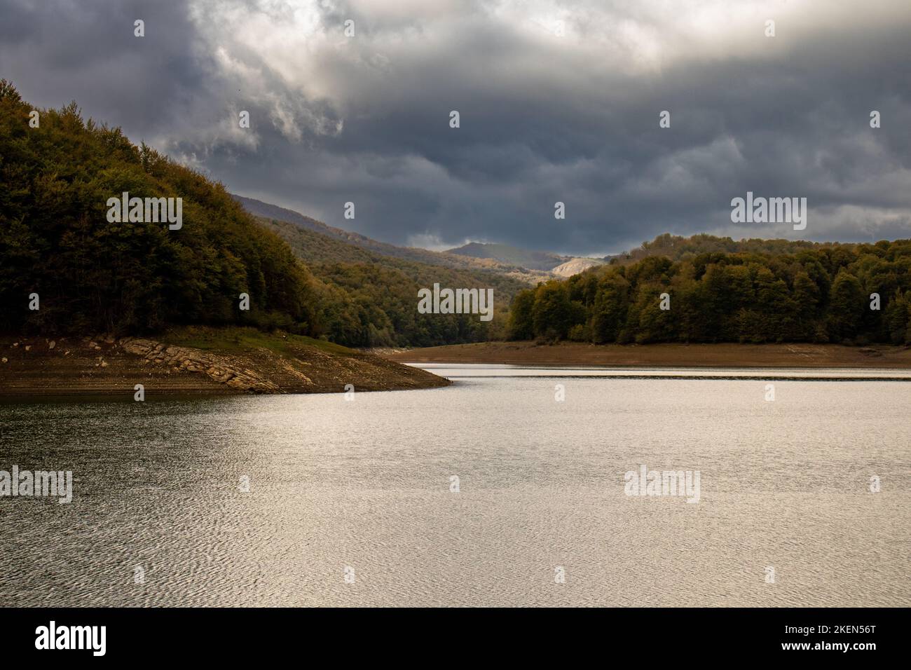 Embalse de Irabia en la Selva de Irati, un paraíso en otoño. Pirineo ...